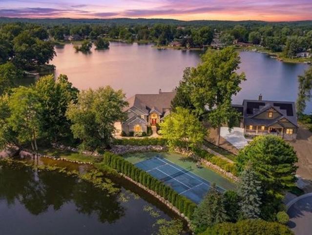 9669 Steephollow Dr, White Lake, MI 48386