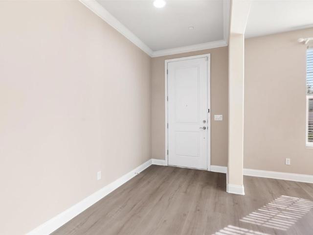 967 Dainty Ave