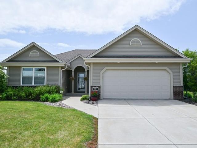 967 Log Cabin Ln, Belgium, WI 53004