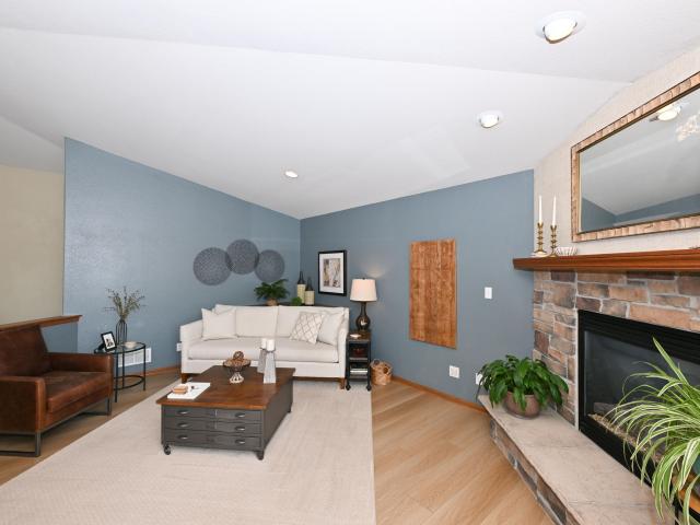 967 Log Cabin Ln