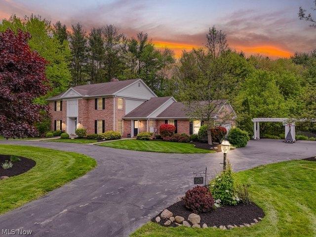 967 Robinwood Hills Dr, Bath, OH 44333