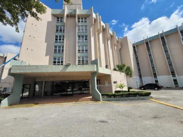 9682 Fontainebleau Blvd #608, Miami, FL 33172