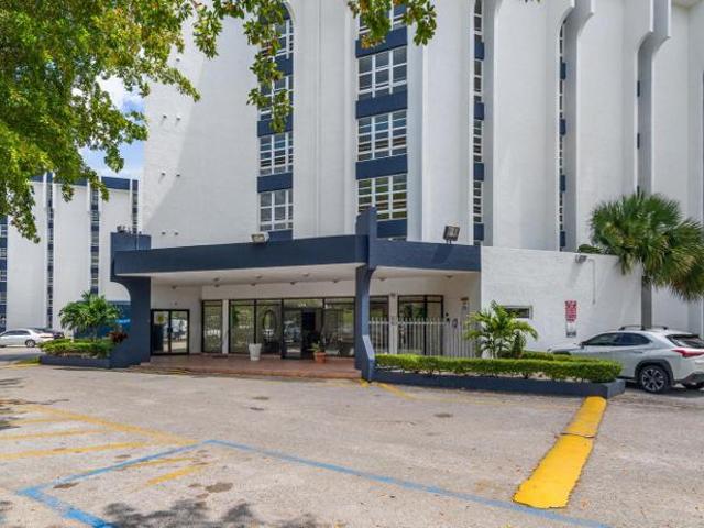9682 Fontainebleau Blvd #203, Miami, FL 33172