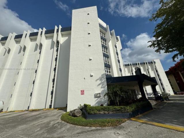 9682 Fontainebleau Blvd #312, Miami, FL 33172