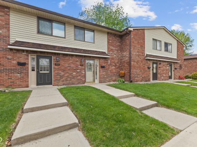 968 Greenwood Trail W