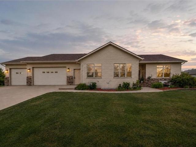 969 32nd St S, Moorhead, MN 56560