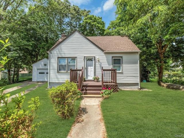 96 Washington Dr, Mastic Beach, NY 11951