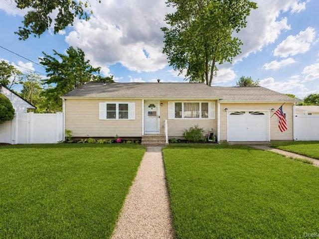 96 Columbus Ave, Farmingville, NY 11738