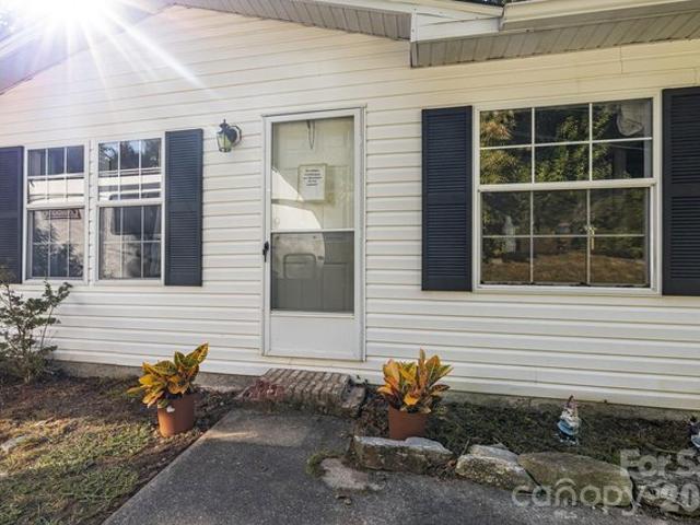 96 Fallswood Ct, Hendersonville, NC 28739