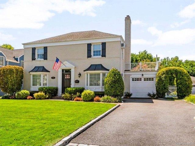96 Huntington Rd, Garden City, NY 11530