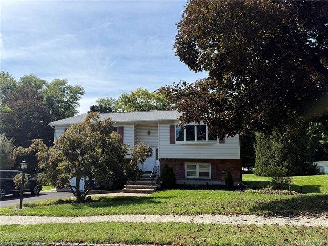 96 Lake Nanuet Dr, Nanuet, NY 10954