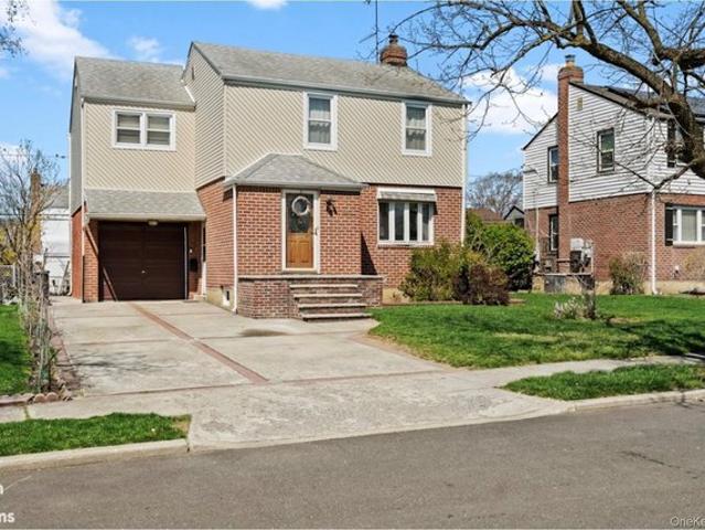 96 Nassau St, Elmont, NY 11003