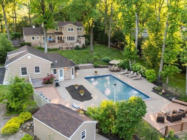 96 Plainview Rd, Woodbury, NY 11797