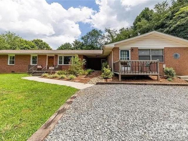 96 Rolling Hills Rd, Mills River, NC 28759