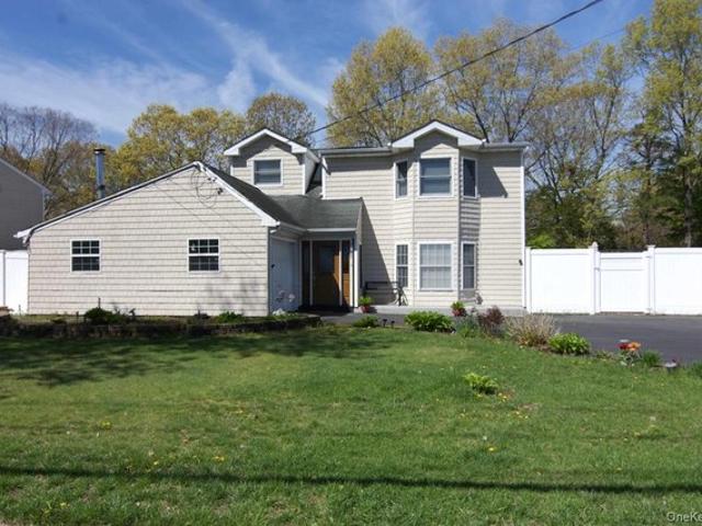 96 Stuyvesant Dr, Port Jefferson Station, NY 11776