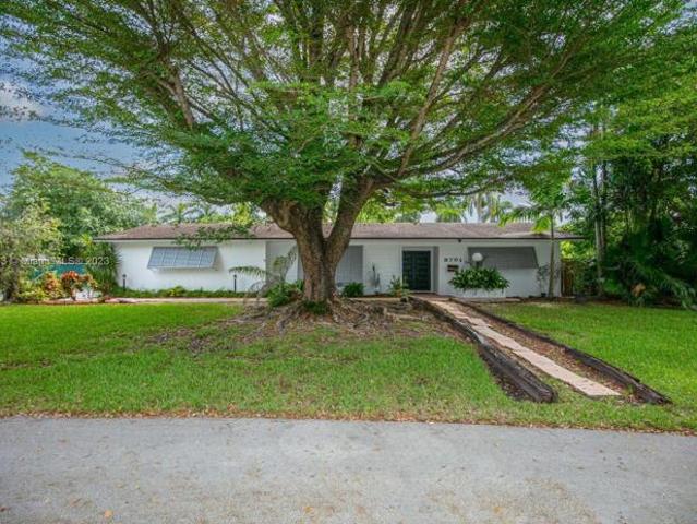 9701 121st St SW, Miami, FL 33176
