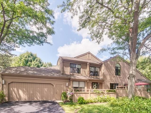 970 Longmeadow Ct, Lake Barrington, IL 60010