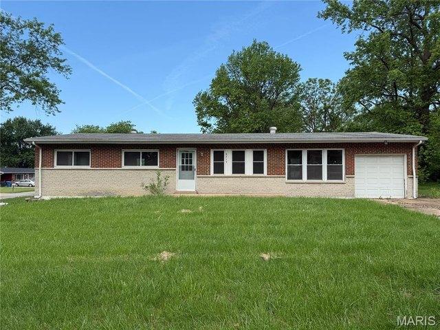 9715 Tullamoor Dr, Saint Louis, MO 63136