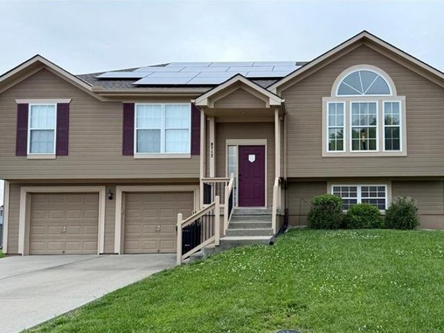 9712 E 222nd St, Peculiar, MO 64078