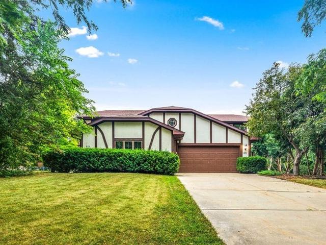 971 S Imperial Dr, Hartland, WI 53029