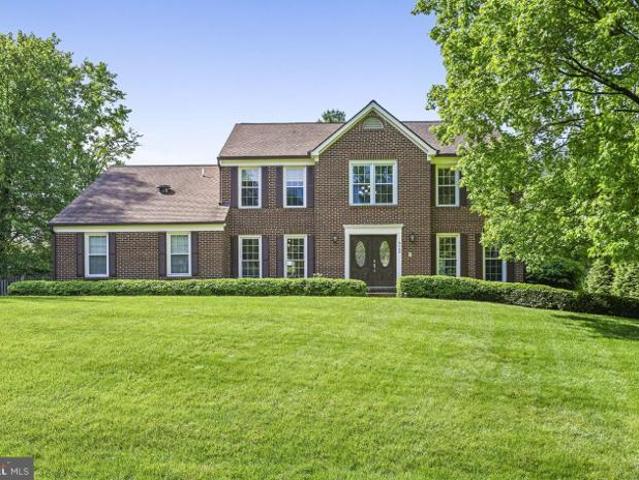 9728 Days Farm Dr, Vienna, VA 22182