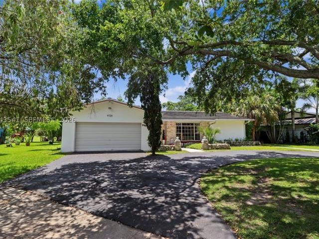 9720 Palmetto Club Ln W, Miami, FL 33157