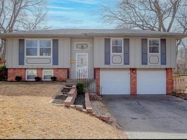 9721 W 56th Ter, Shawnee, KS 66203