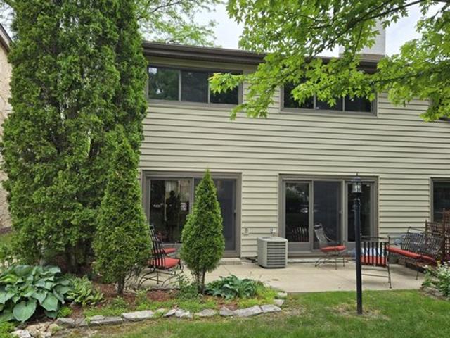 972 Valentine Rd, Oconomowoc, WI 53066