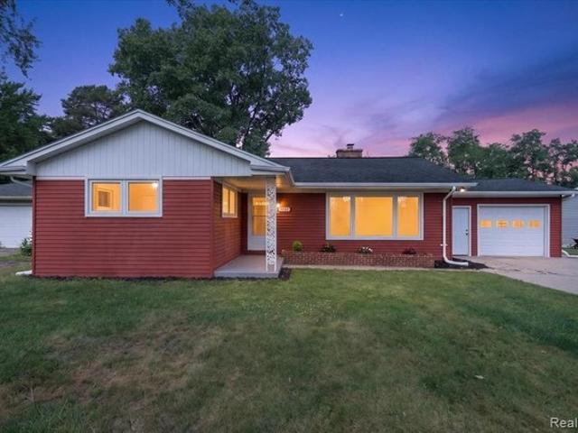 9737 Silverside Dr, Green Oak Township, MI 48178