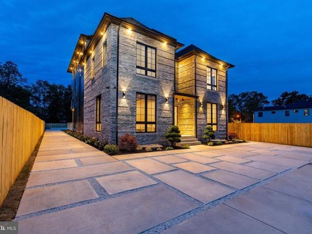 9739 00 Krewstown Rd, Philadelphia, PA 19115
