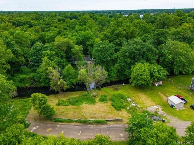 9731 Portage Trl, White Lake, MI 48386