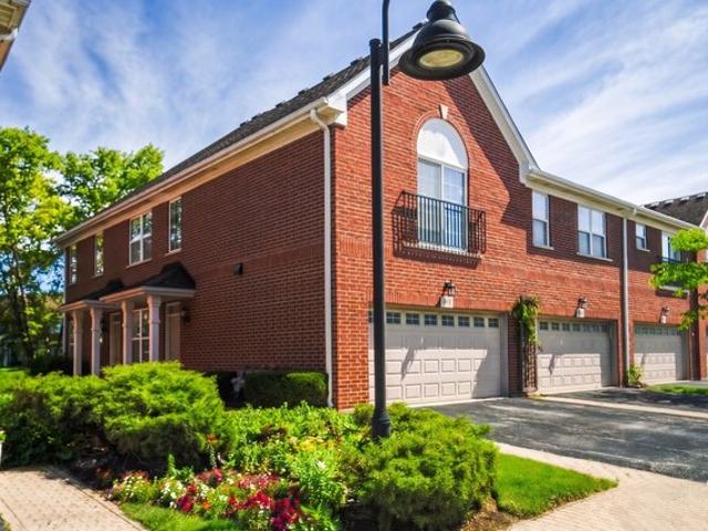 974 Kensington Dr, Northbrook, IL 60062