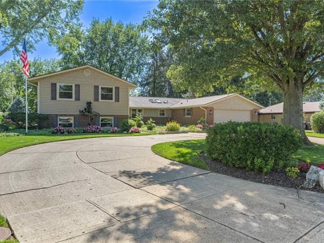 974 Hyde Park Dr, Centerville, OH 45429