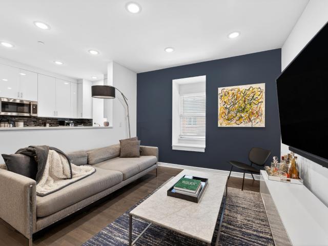 974 Summit Ave # 409