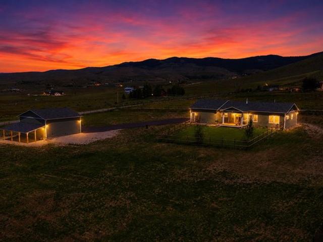 975 Corvallis Hills Dr, Corvallis, MT 59828