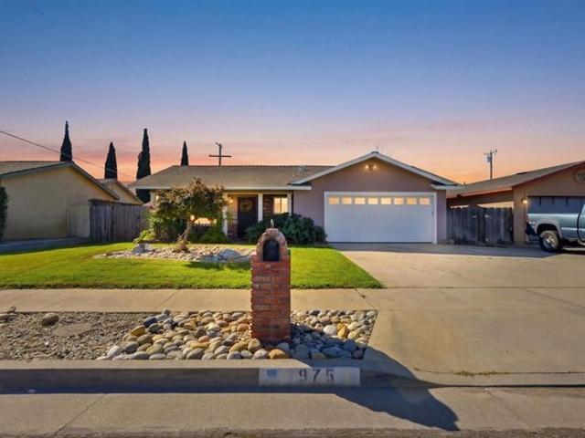 975 Salem Dr, Hanford, CA 93230