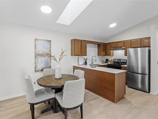 975 Pond View Ct, Vadnais Heights, MN 55127