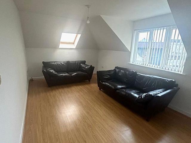 £975 PCM, Modern Two Bedroom Second Floor Flat with Allocated Off Road Parking in Chartwell Court, Cowbridge Road East, Canton, Cardiff, CF5 1BN