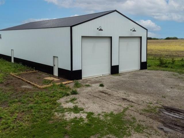 975 Utah St, Columbia, IA 50057