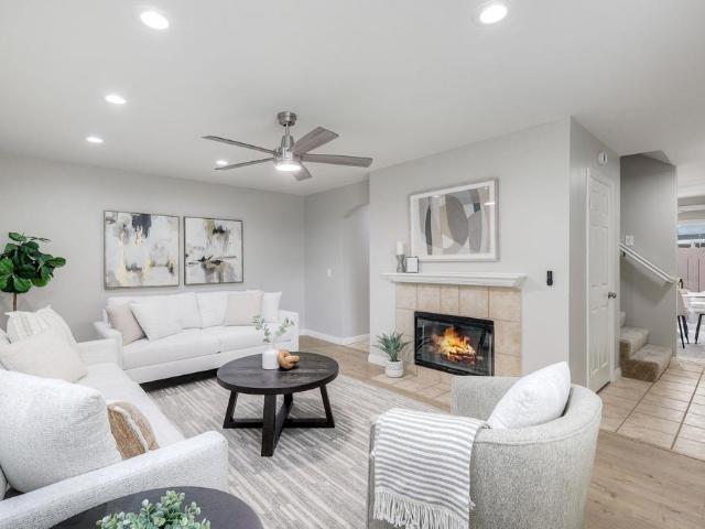 976 N Mollison