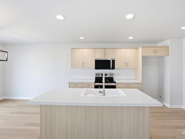 976 Thunderbolt St