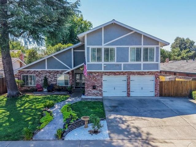 9776 Mira Del Rio Dr, Sacramento, CA 95827