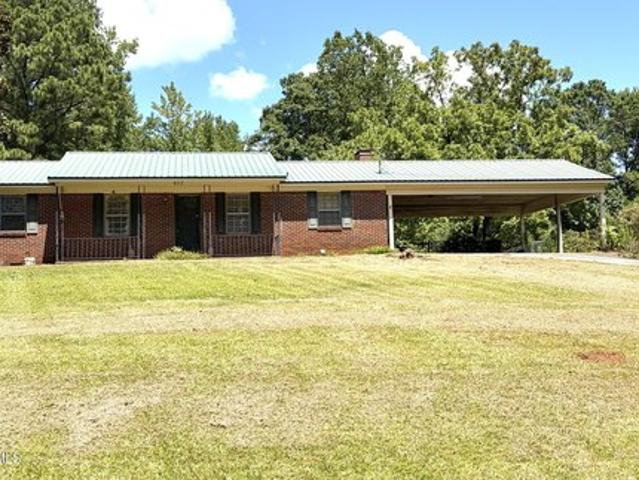 977 Center St, Alexander City, AL 35010