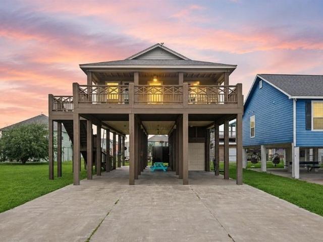 977 Clara St, Crystal Beach, TX 77650