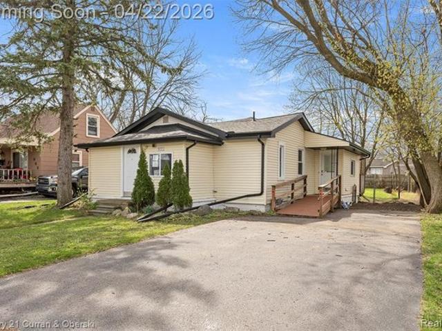 977 Boston Ave, Waterford Township, MI 48328