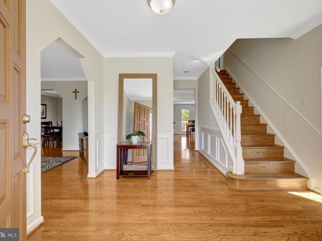 977 Redberry Ct, Great Falls, VA 22066 | MLS #VAFX2290 | Compass
