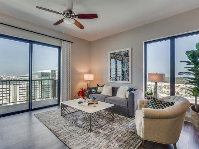 9789 Katy Fwy, 1 bed, 1 full bath