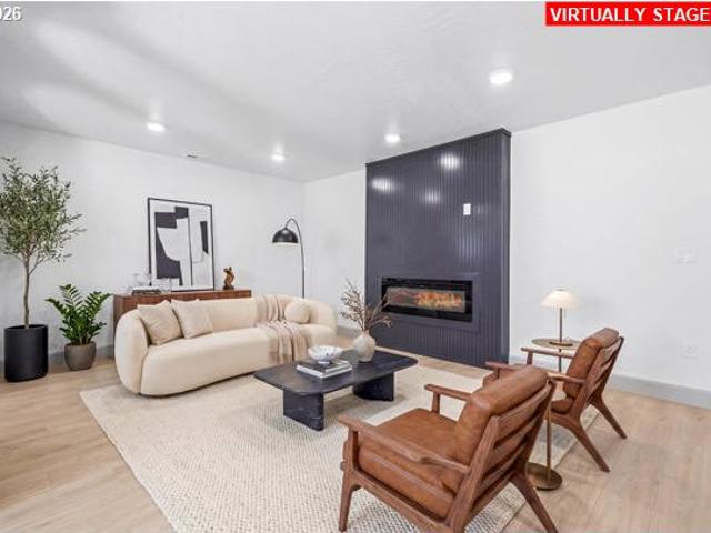 978 NE 10TH PL