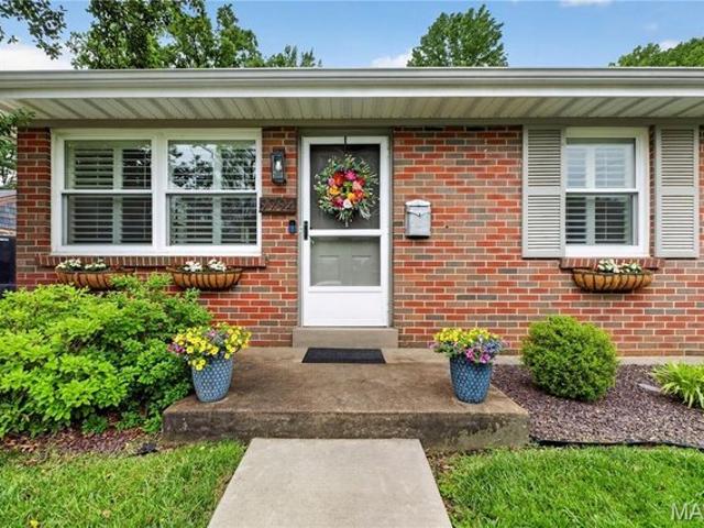 9794 Sherrell Ct, Rock Hill, MO 63119