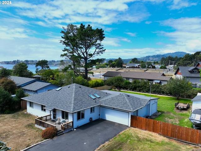 97935 Holly Ln, Brookings, OR 97415